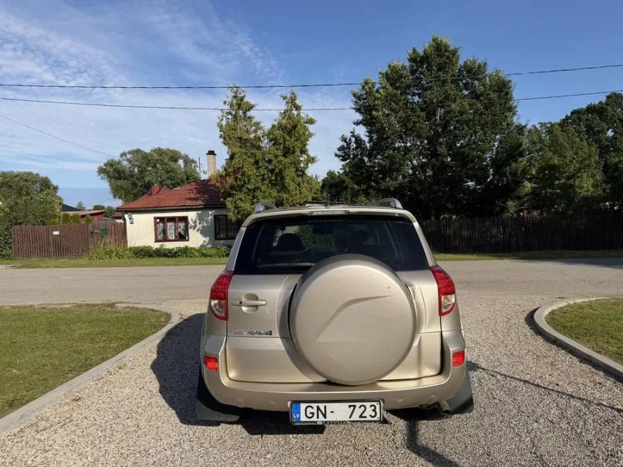 Brown Toyota RAV4 2007 in Ventspils, with an engine capacity of 2.20 L and mileage of 254 thousand km for 3300 €, photo 6 on AUTOMOTO.COM.LV