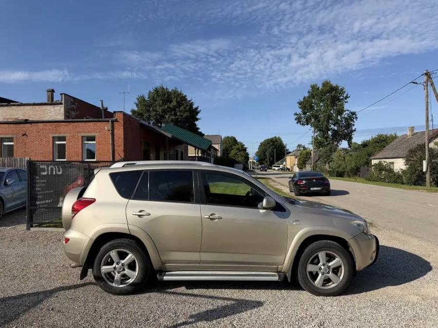 Brown Toyota RAV4 2007 in Ventspils, with an engine capacity of 2.20 L and mileage of 254 thousand km for 3300 €, photo 9 on AUTOMOTO.COM.LV