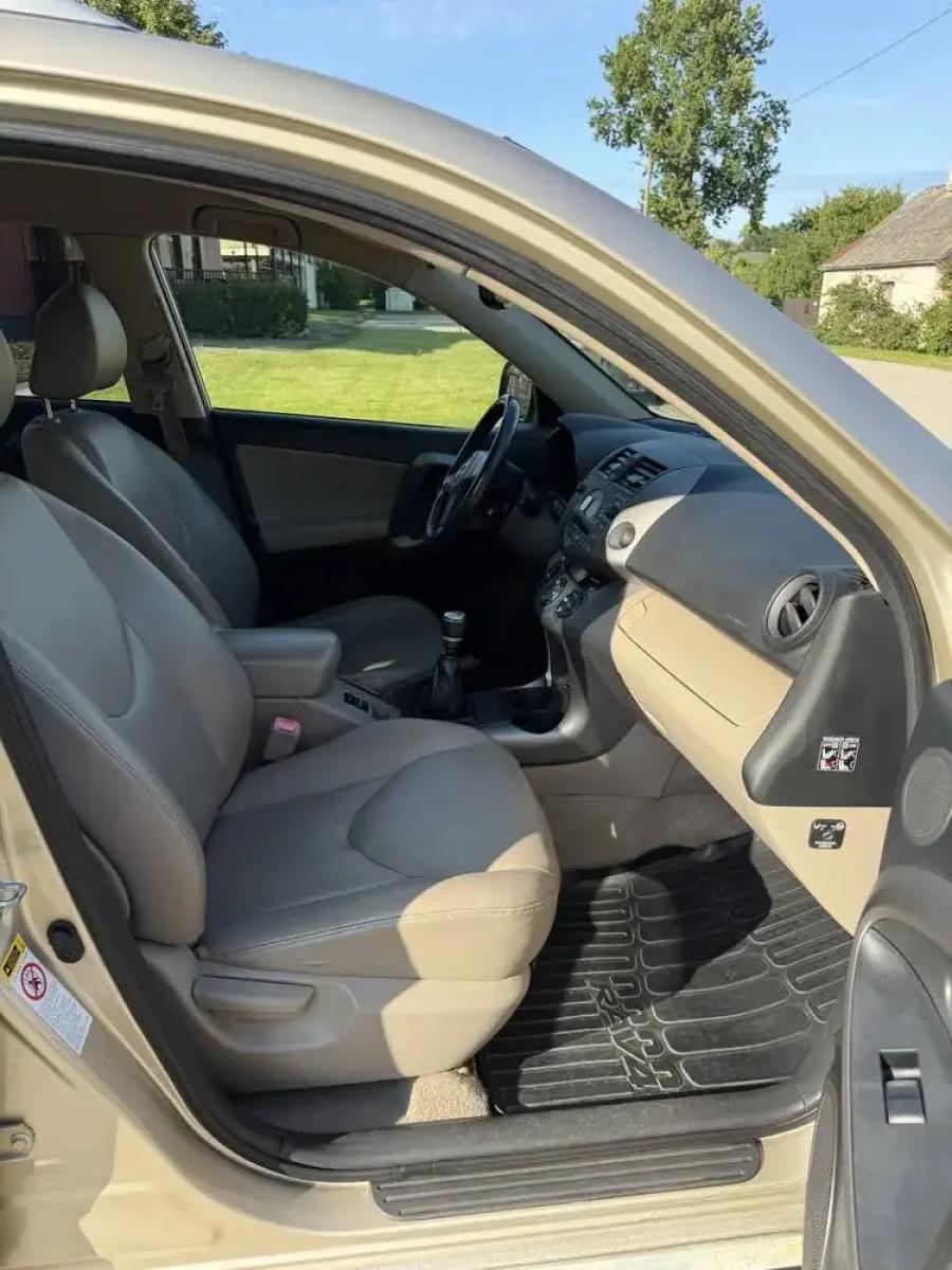 Brown Toyota RAV4 2007 in Ventspils, with an engine capacity of 2.20 L and mileage of 254 thousand km for 3300 €, photo 13 on AUTOMOTO.COM.LV