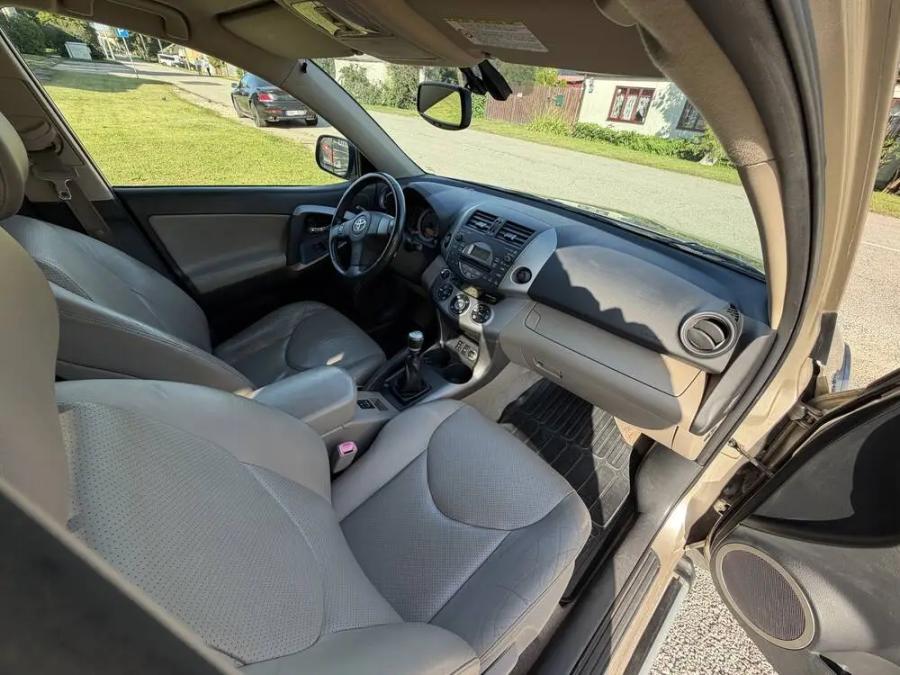 Brown Toyota RAV4 2007 in Ventspils, with an engine capacity of 2.20 L and mileage of 254 thousand km for 3300 €, photo 14 on AUTOMOTO.COM.LV