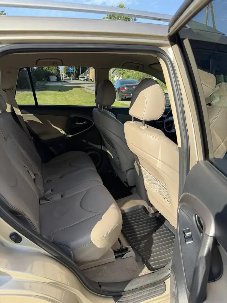 Brown Toyota RAV4 2007 in Ventspils, with an engine capacity of 2.20 L and mileage of 254 thousand km for 3300 €, photo 17 on AUTOMOTO.COM.LV