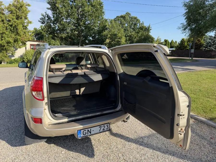 Brown Toyota RAV4 2007 in Ventspils, with an engine capacity of 2.20 L and mileage of 254 thousand km for 3300 €, photo 18 on AUTOMOTO.COM.LV