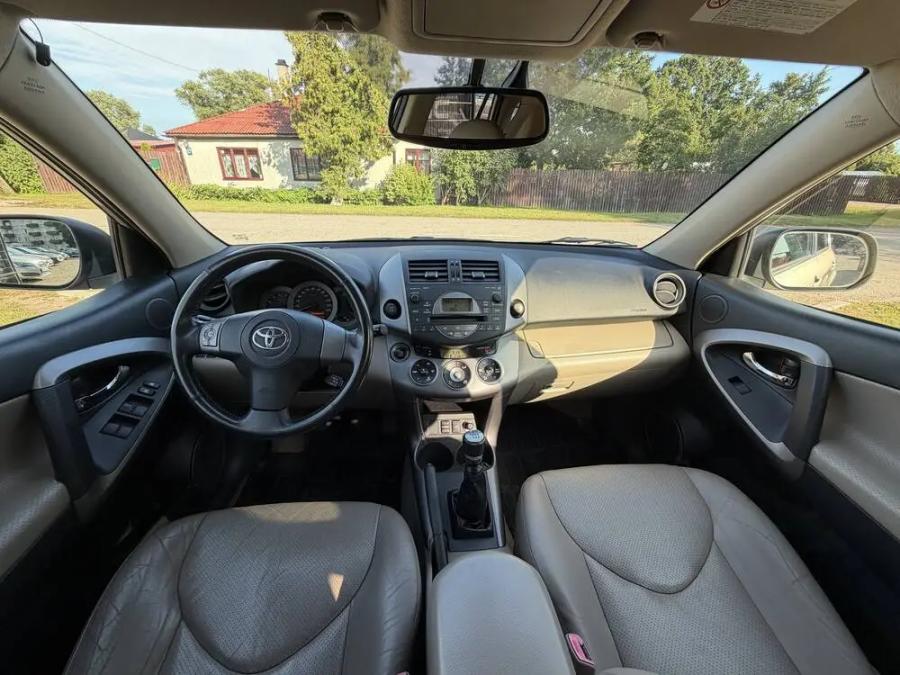 Brown Toyota RAV4 2007 in Ventspils, with an engine capacity of 2.20 L and mileage of 254 thousand km for 3300 €, photo 19 on AUTOMOTO.COM.LV