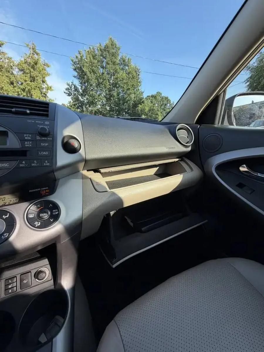 Brown Toyota RAV4 2007 in Ventspils, with an engine capacity of 2.20 L and mileage of 254 thousand km for 3300 €, photo 26 on AUTOMOTO.COM.LV