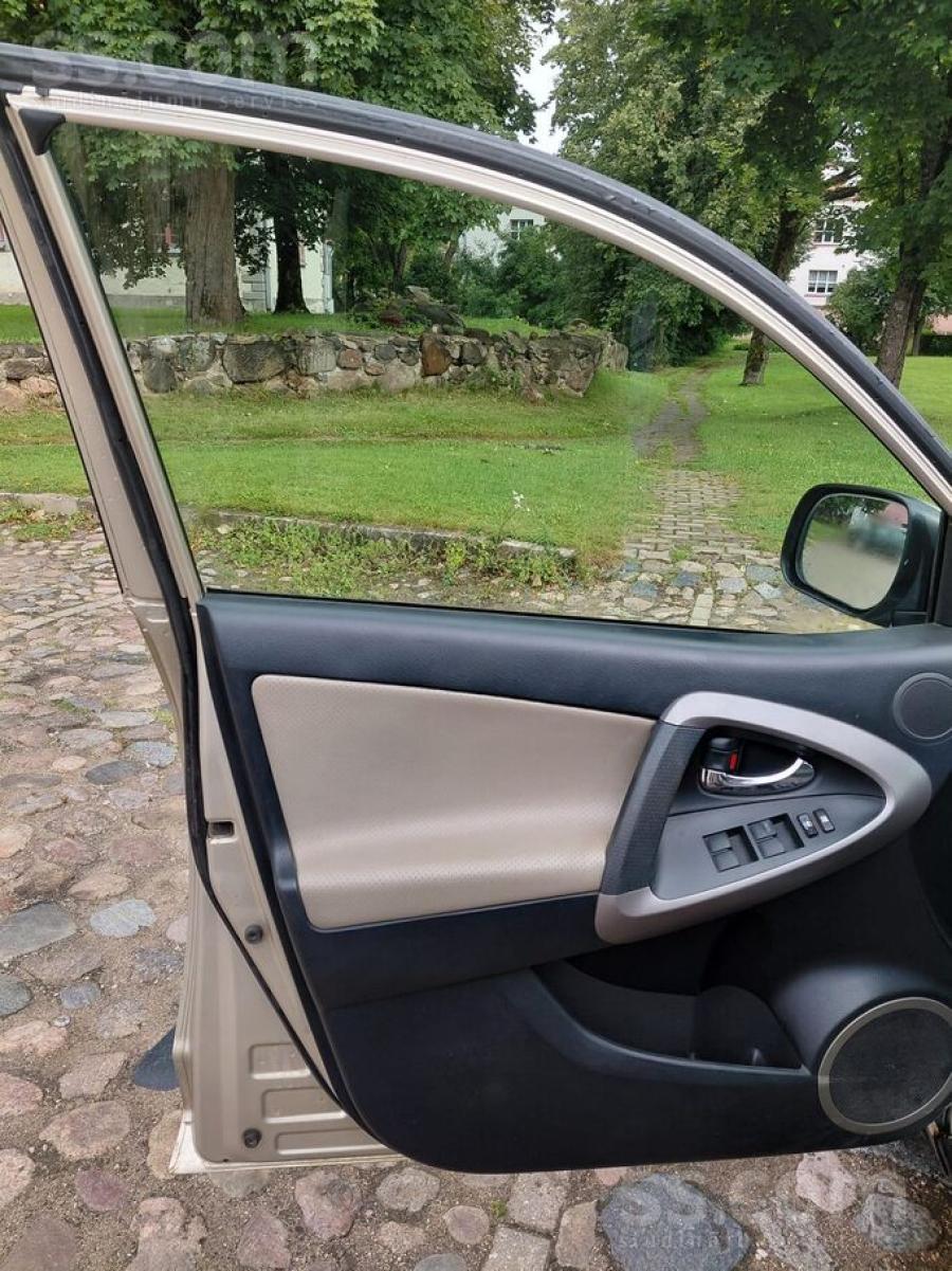 Коричневый Тойота РАВ 4 2007 в Лимбажи, объемом двигателя 2.20 л и пробегом 290 тыс. км за 3500 €, фото 9 на AUTOMOTO.COM.LV