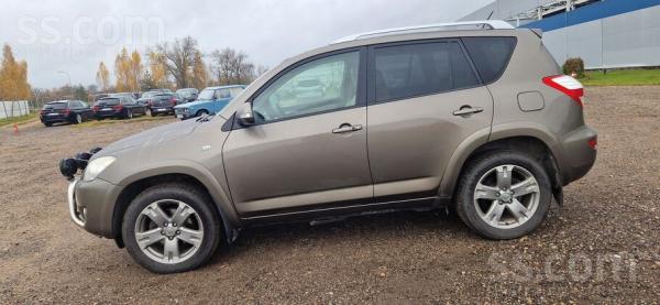 Brūns Toyota RAV4 2009 Daugavpils, ar dzinēja tilpumu 2.20 L un nobraukumu 263 tūkst. km par 7350 €, foto 2 vietnē AUTOMOTO.COM.LV