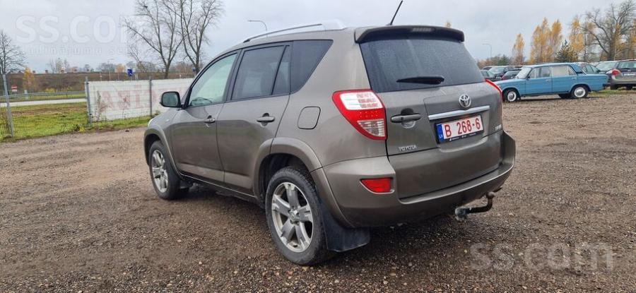 Brūns Toyota RAV4 2009 Daugavpils, ar dzinēja tilpumu 2.20 L un nobraukumu 263 tūkst. km par 7350 €, foto 3 vietnē AUTOMOTO.COM.LV