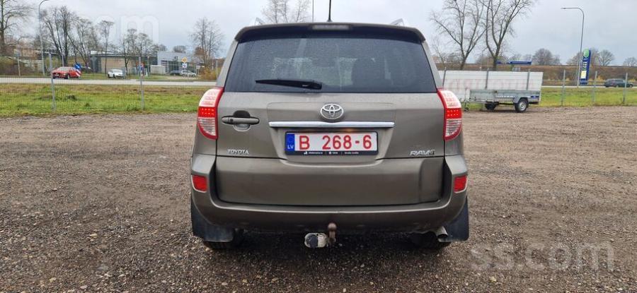 Brūns Toyota RAV4 2009 Daugavpils, ar dzinēja tilpumu 2.20 L un nobraukumu 263 tūkst. km par 7350 €, foto 4 vietnē AUTOMOTO.COM.LV