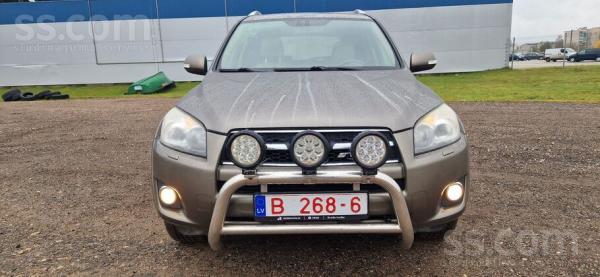 Brown Toyota RAV4 2009 in Daugavpils, with an engine capacity of 2.20 L and mileage of 263 thousand km for 7350 €, photo 8 on AUTOMOTO.COM.LV
