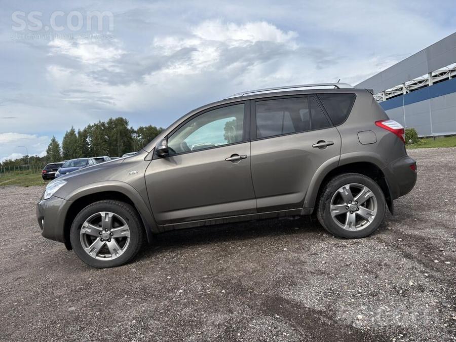 Brūns Toyota RAV4 2009 Daugavpils, ar dzinēja tilpumu 2.20 L un nobraukumu 263 tūkst. km par 6950 €, foto 3 vietnē AUTOMOTO.COM.LV