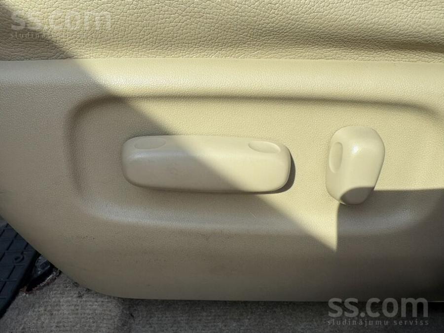 Brūns Toyota RAV4 2009 Daugavpils, ar dzinēja tilpumu 2.20 L un nobraukumu 263 tūkst. km par 6950 €, foto 21 vietnē AUTOMOTO.COM.LV