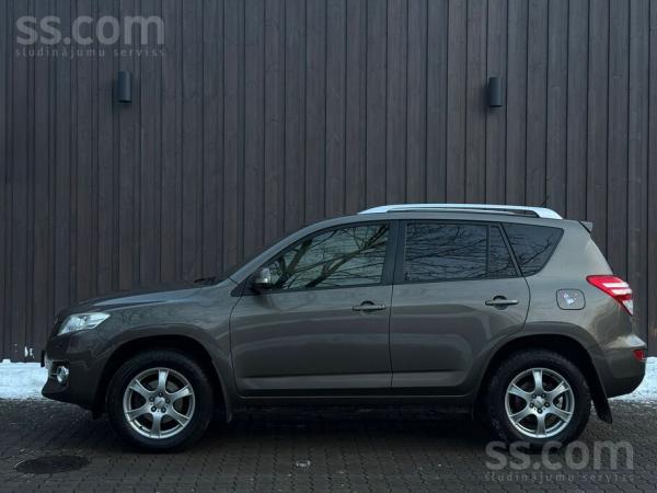 Brūns Toyota RAV4 2010 Rīga, ar dzinēja tilpumu 2.00 L un nobraukumu 184 tūkst. km par 7990 €, foto 3 vietnē AUTOMOTO.COM.LV