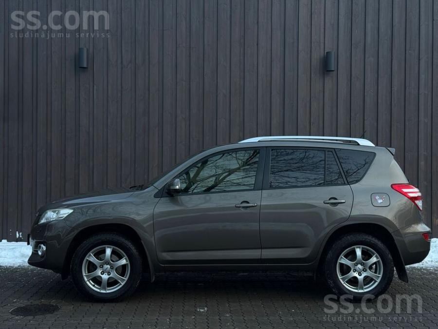 Brown Toyota RAV4 2010 in Riga, with an engine capacity of 2.00 L and mileage of 184 thousand km for 7990 €, photo 3 on AUTOMOTO.COM.LV
