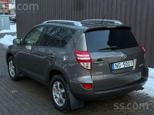 Brown Toyota RAV4 2010 in Riga, with an engine capacity of 2.00 L and mileage of 184 thousand km for 7990 €, photo 4 on AUTOMOTO.COM.LV