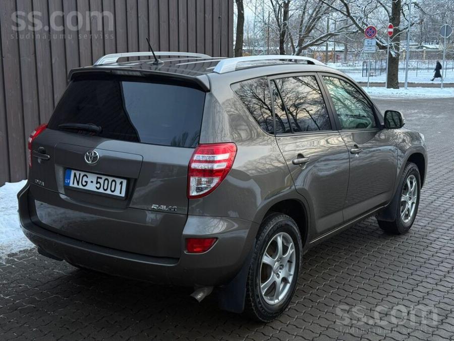 Brown Toyota RAV4 2010 in Riga, with an engine capacity of 2.00 L and mileage of 184 thousand km for 7990 €, photo 5 on AUTOMOTO.COM.LV