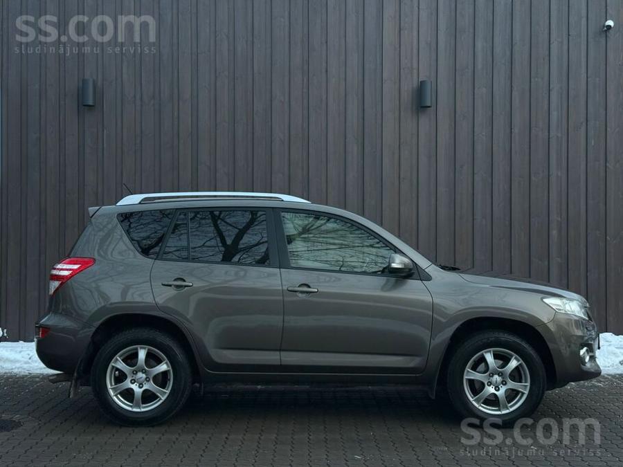Brown Toyota RAV4 2010 in Riga, with an engine capacity of 2.00 L and mileage of 184 thousand km for 7990 €, photo 6 on AUTOMOTO.COM.LV
