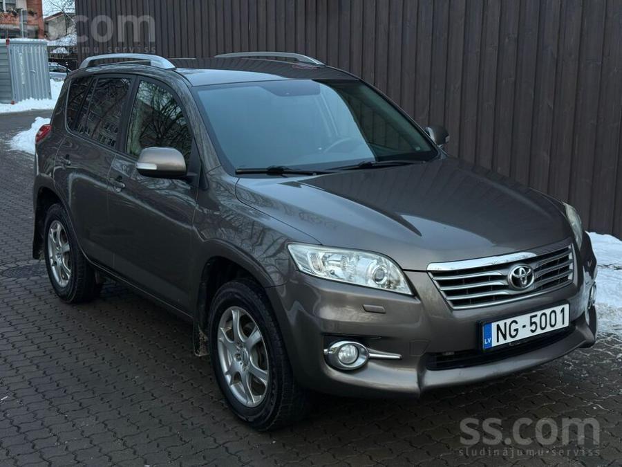 Brown Toyota RAV4 2010 in Riga, with an engine capacity of 2.00 L and mileage of 184 thousand km for 7990 €, photo 7 on AUTOMOTO.COM.LV