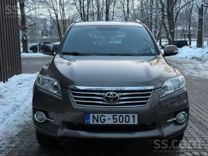 Brown Toyota RAV4 2010 in Riga, with an engine capacity of 2.00 L and mileage of 184 thousand km for 7990 €, photo 8 on AUTOMOTO.COM.LV