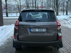 Brown Toyota RAV4 2010 in Riga, with an engine capacity of 2.00 L and mileage of 184 thousand km for 7990 €, photo 9 on AUTOMOTO.COM.LV