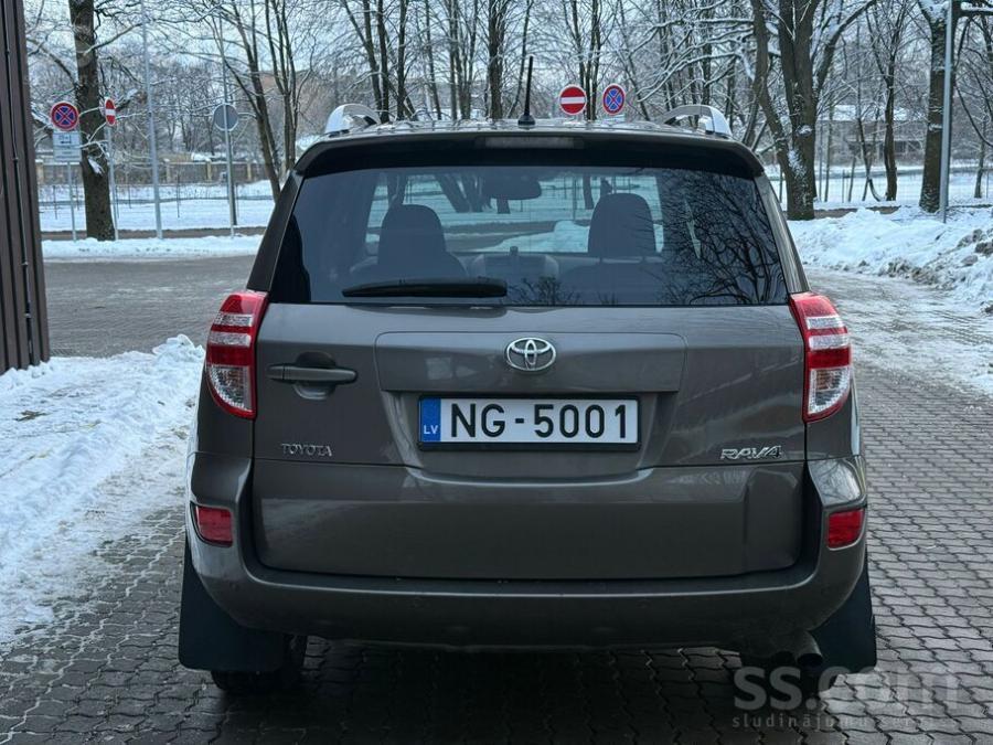 Brown Toyota RAV4 2010 in Riga, with an engine capacity of 2.00 L and mileage of 184 thousand km for 7990 €, photo 9 on AUTOMOTO.COM.LV