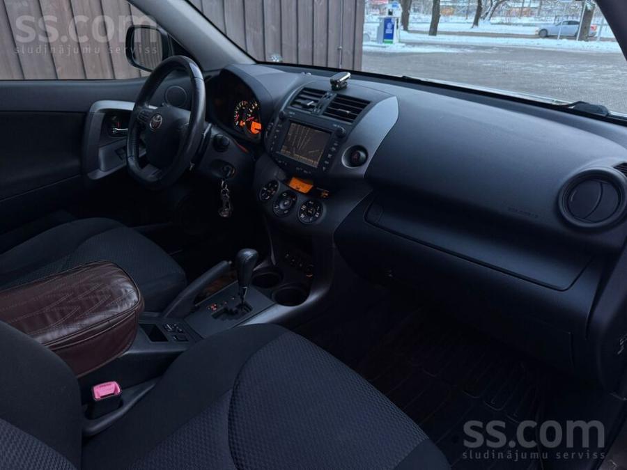 Brown Toyota RAV4 2010 in Riga, with an engine capacity of 2.00 L and mileage of 184 thousand km for 7990 €, photo 15 on AUTOMOTO.COM.LV
