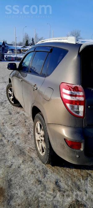 Brown Toyota RAV4 2010 in Daugavpils, with an engine capacity of 2.20 L and mileage of 287 thousand km for 6550 €, photo 3 on AUTOMOTO.COM.LV