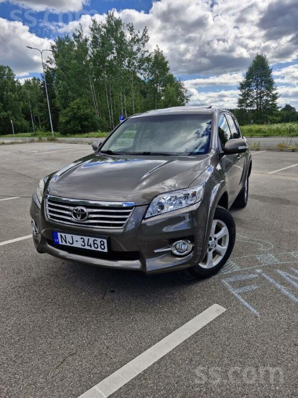 Brown Toyota RAV4 2010 in Daugavpils, with an engine capacity of 2.20 L and mileage of 380 thousand km for 4100 €, photo 1 on AUTOMOTO.COM.LV
