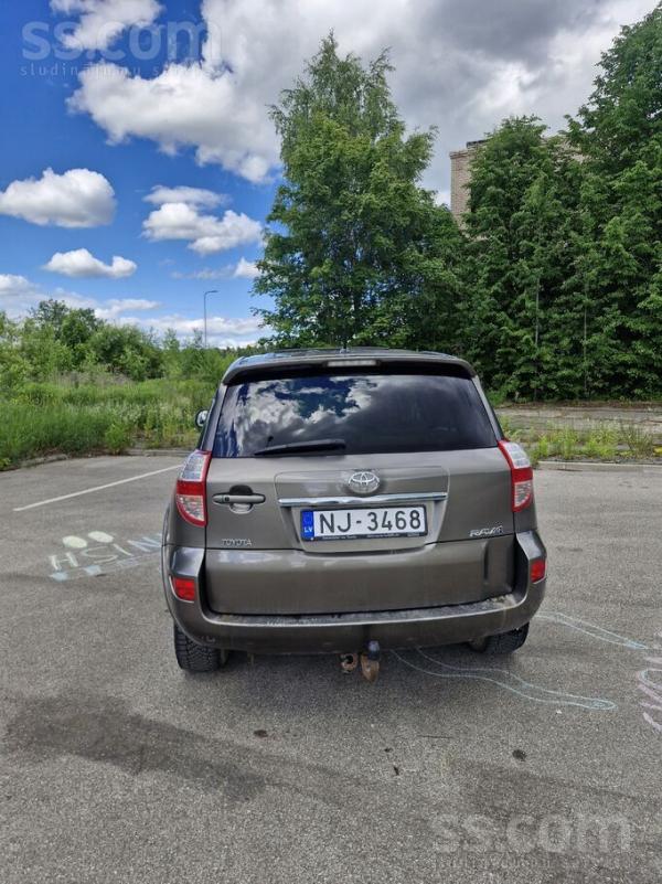 Brown Toyota RAV4 2010 in Daugavpils, with an engine capacity of 2.20 L and mileage of 380 thousand km for 4100 €, photo 4 on AUTOMOTO.COM.LV