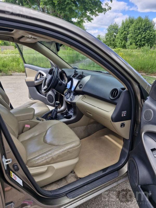 Brown Toyota RAV4 2010 in Daugavpils, with an engine capacity of 2.20 L and mileage of 380 thousand km for 4100 €, photo 6 on AUTOMOTO.COM.LV