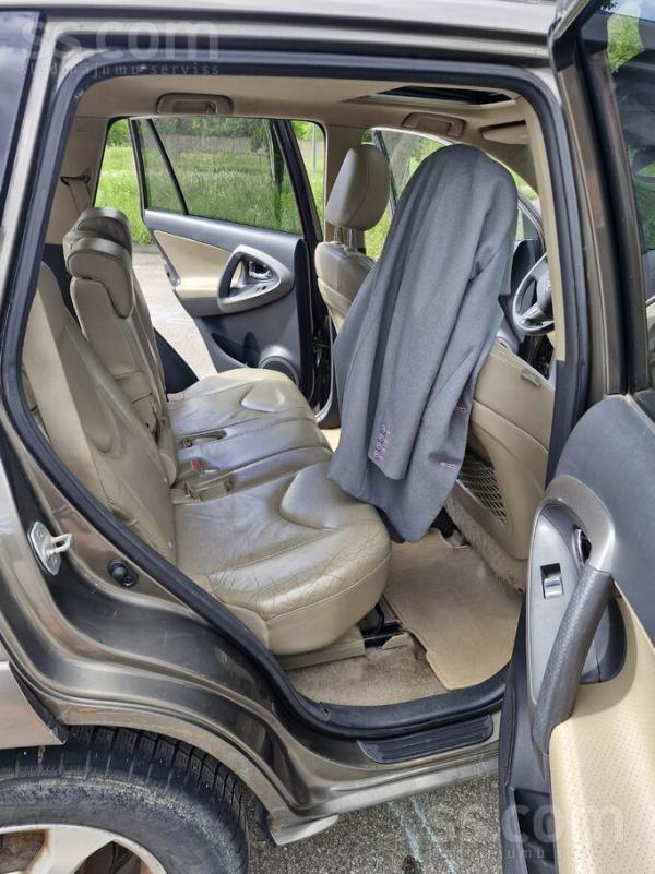 Brown Toyota RAV4 2010 in Daugavpils, with an engine capacity of 2.20 L and mileage of 380 thousand km for 4100 €, photo 7 on AUTOMOTO.COM.LV
