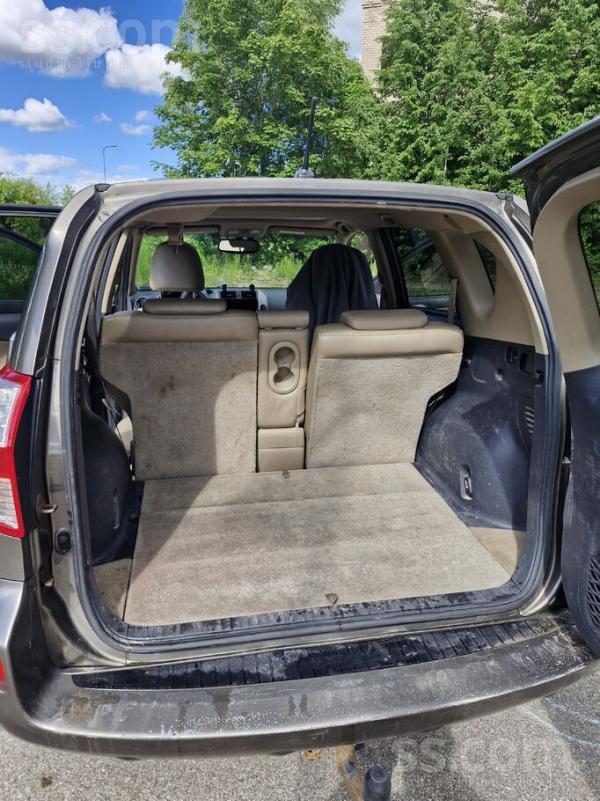 Brown Toyota RAV4 2010 in Daugavpils, with an engine capacity of 2.20 L and mileage of 380 thousand km for 4100 €, photo 8 on AUTOMOTO.COM.LV