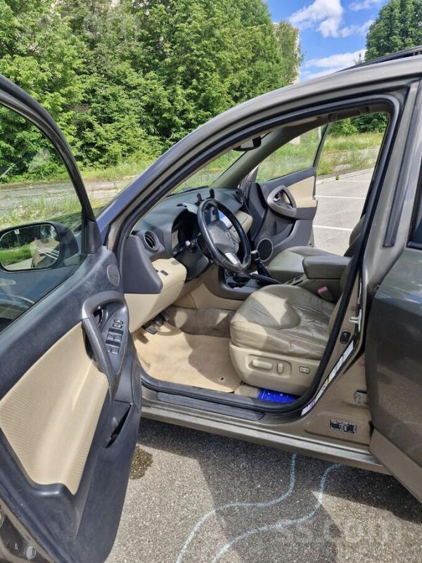 Brown Toyota RAV4 2010 in Daugavpils, with an engine capacity of 2.20 L and mileage of 380 thousand km for 4100 €, photo 10 on AUTOMOTO.COM.LV
