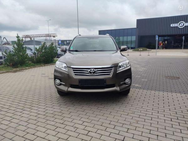 Brown Toyota RAV4 2010 in Siauliai, with an engine capacity of 2.23 L and mileage of 175 thousand km for 7500 €, photo 1 on AUTOMOTO.COM.LV