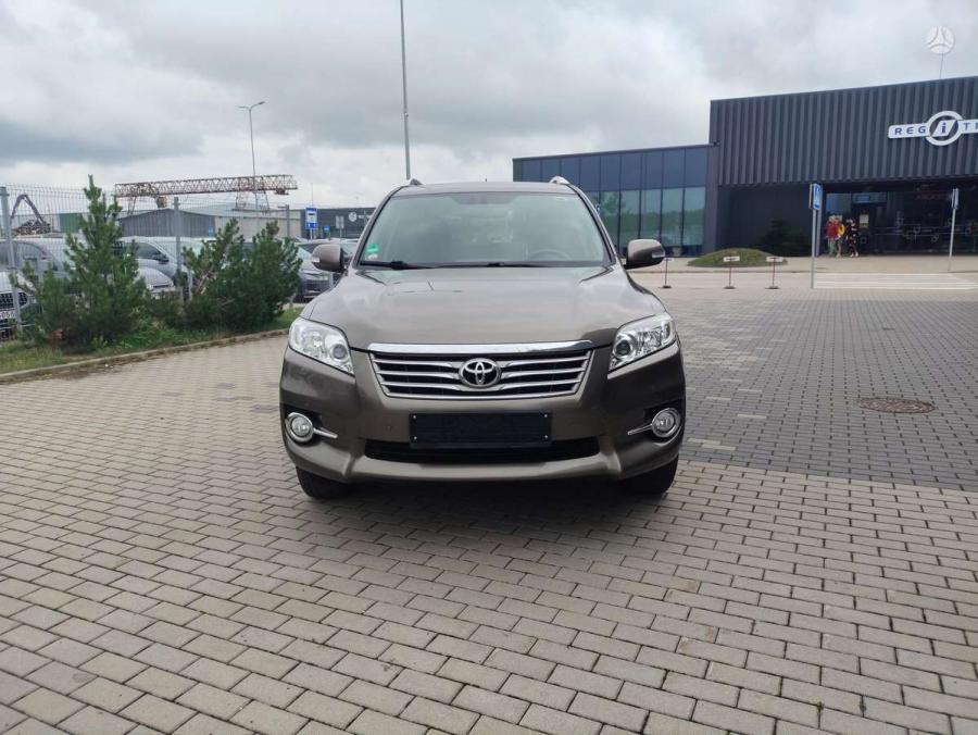 Brūns Toyota RAV4 2010 Šauļi, ar dzinēja tilpumu 2.23 L un nobraukumu 175 tūkst. km par 7500 €, foto 1 vietnē AUTOMOTO.COM.LV