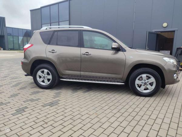Brown Toyota RAV4 2010 in Siauliai, with an engine capacity of 2.23 L and mileage of 175 thousand km for 7500 €, photo 3 on AUTOMOTO.COM.LV