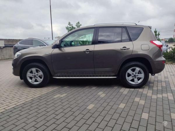 Brown Toyota RAV4 2010 in Siauliai, with an engine capacity of 2.23 L and mileage of 175 thousand km for 7500 €, photo 5 on AUTOMOTO.COM.LV
