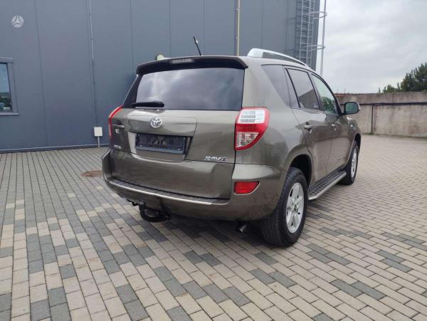 Brown Toyota RAV4 2010 in Siauliai, with an engine capacity of 2.23 L and mileage of 175 thousand km for 7500 €, photo 7 on AUTOMOTO.COM.LV