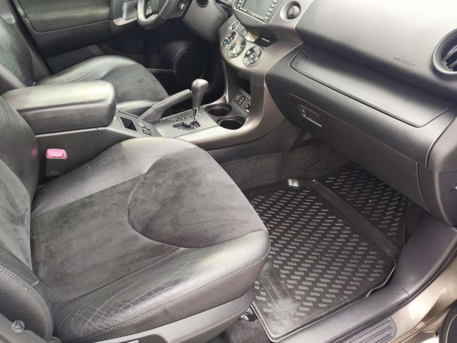 Brūns Toyota RAV4 2010 Šauļi, ar dzinēja tilpumu 2.23 L un nobraukumu 175 tūkst. km par 7500 €, foto 12 vietnē AUTOMOTO.COM.LV