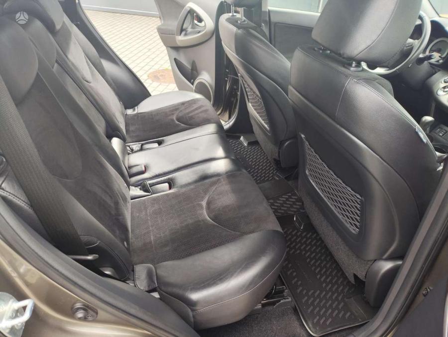 Brūns Toyota RAV4 2010 Šauļi, ar dzinēja tilpumu 2.23 L un nobraukumu 175 tūkst. km par 7500 €, foto 13 vietnē AUTOMOTO.COM.LV