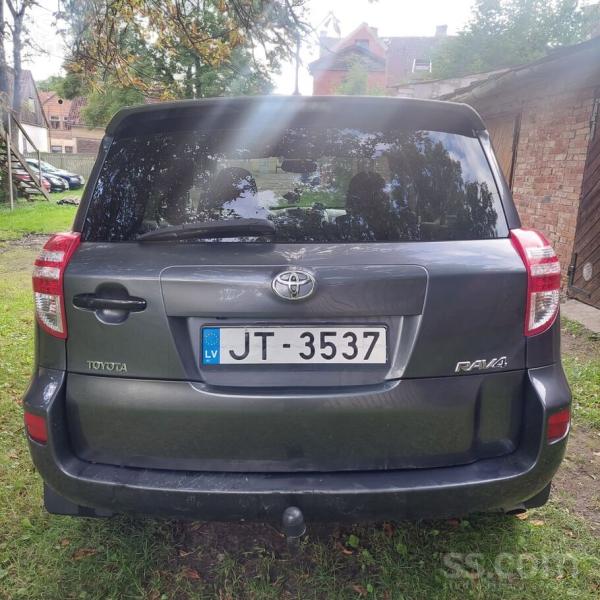 Brown Toyota RAV4 2010 in Kuldiga, with an engine capacity of 2.20 L and mileage of 301 thousand km for 5000 €, photo 3 on AUTOMOTO.COM.LV