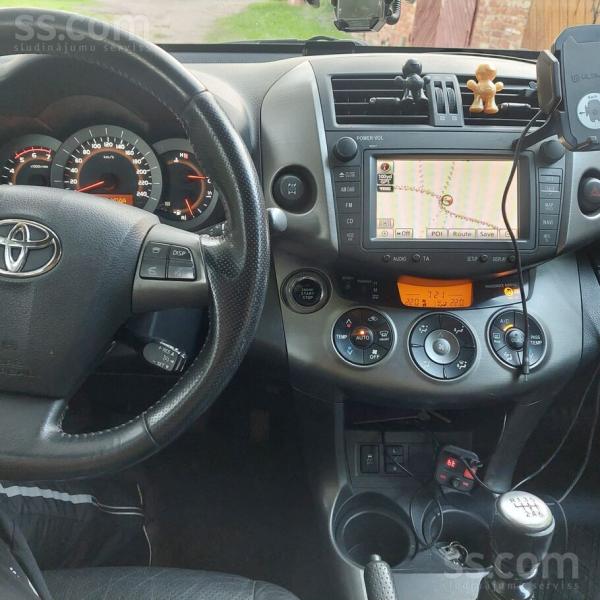 Brown Toyota RAV4 2010 in Kuldiga, with an engine capacity of 2.20 L and mileage of 301 thousand km for 5000 €, photo 6 on AUTOMOTO.COM.LV