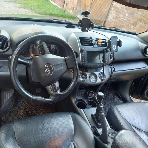 Brown Toyota RAV4 2010 in Kuldiga, with an engine capacity of 2.20 L and mileage of 301 thousand km for 5000 €, photo 8 on AUTOMOTO.COM.LV