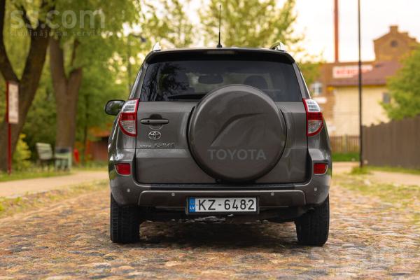Brown Toyota RAV4 2011 in Jelgava, with an engine capacity of 2.20 L and mileage of 0 thousand km for 6490 €, photo 6 on AUTOMOTO.COM.LV