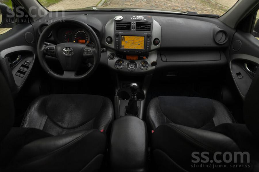 Brown Toyota RAV4 2011 in Jelgava, with an engine capacity of 2.20 L and mileage of 0 thousand km for 6490 €, photo 11 on AUTOMOTO.COM.LV