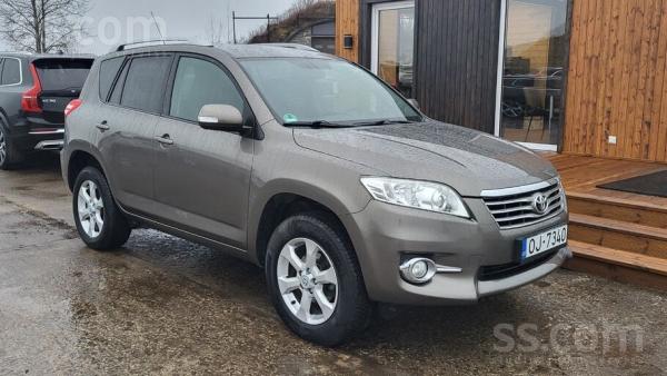 Brown Toyota RAV4 2011 in Riga, with an engine capacity of 2.20 L and mileage of 161 thousand km for 8990 €, photo 1 on AUTOMOTO.COM.LV