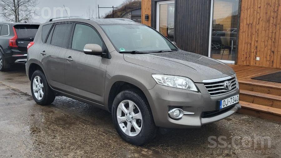 Brown Toyota RAV4 2011 in Riga, with an engine capacity of 2.20 L and mileage of 161 thousand km for 8990 €, photo 1 on AUTOMOTO.COM.LV