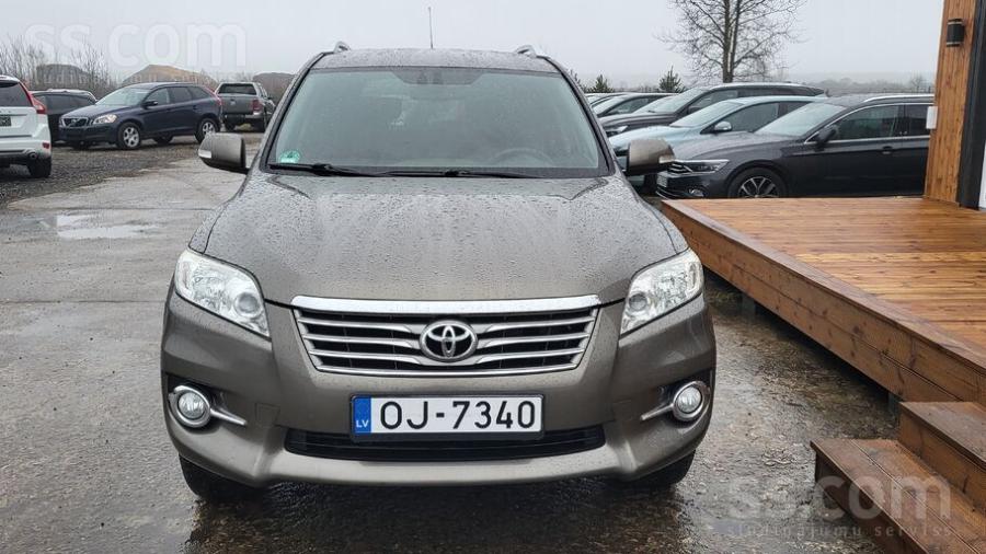 Brown Toyota RAV4 2011 in Riga, with an engine capacity of 2.20 L and mileage of 161 thousand km for 8990 €, photo 2 on AUTOMOTO.COM.LV