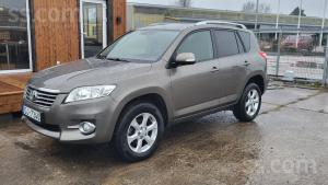 Brown Toyota RAV4 2011 in Riga, with an engine capacity of 2.20 L and mileage of 161 thousand km for 8990 €, photo 3 on AUTOMOTO.COM.LV