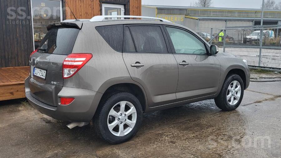 Brown Toyota RAV4 2011 in Riga, with an engine capacity of 2.20 L and mileage of 161 thousand km for 8990 €, photo 14 on AUTOMOTO.COM.LV