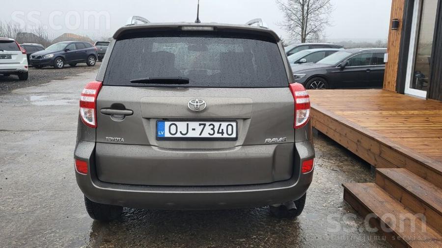 Brown Toyota RAV4 2011 in Riga, with an engine capacity of 2.20 L and mileage of 161 thousand km for 8990 €, photo 15 on AUTOMOTO.COM.LV